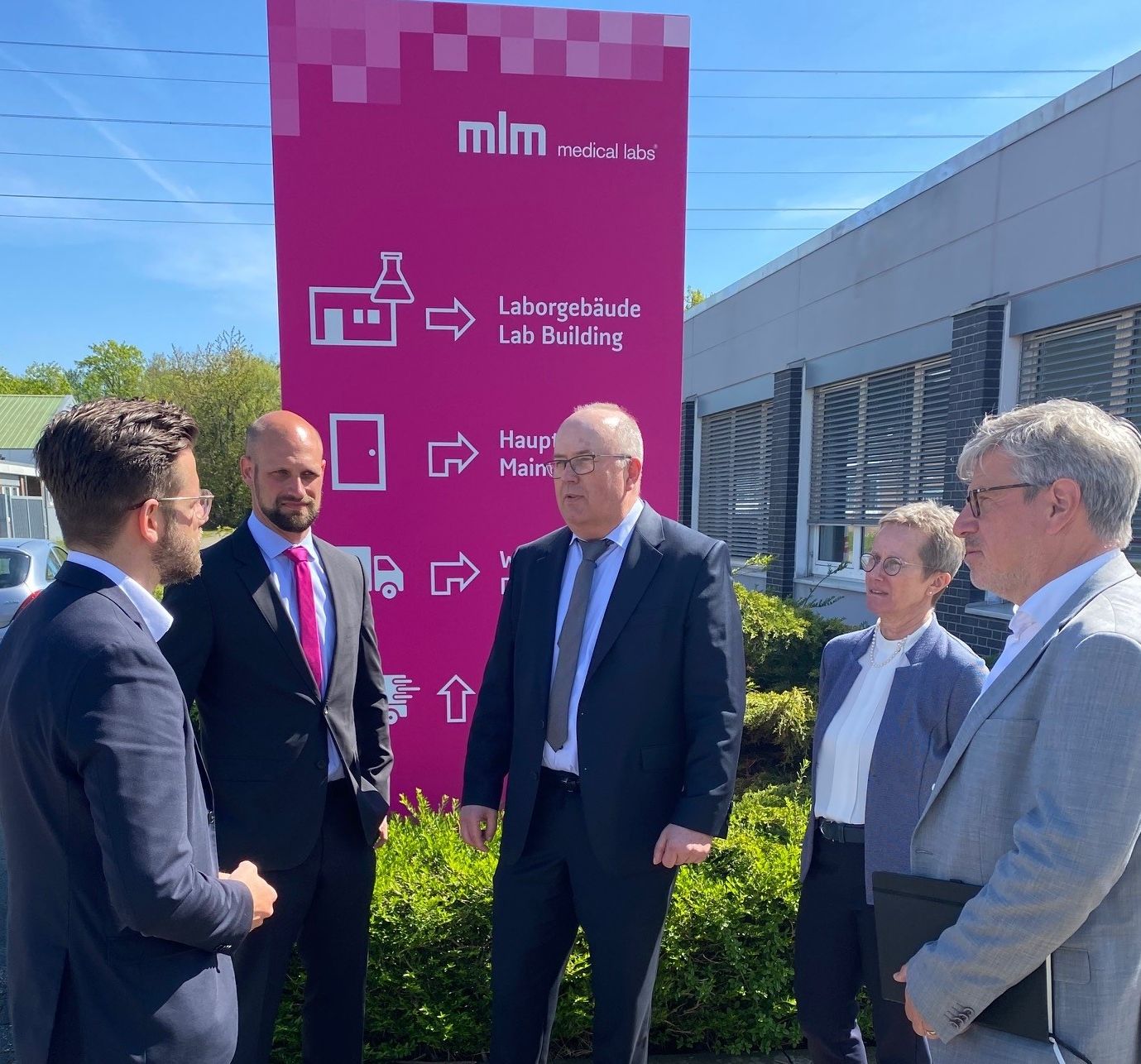 Mönchengladbach's mayor Felix Heinrichs visits MLM | MLM Medical Labs